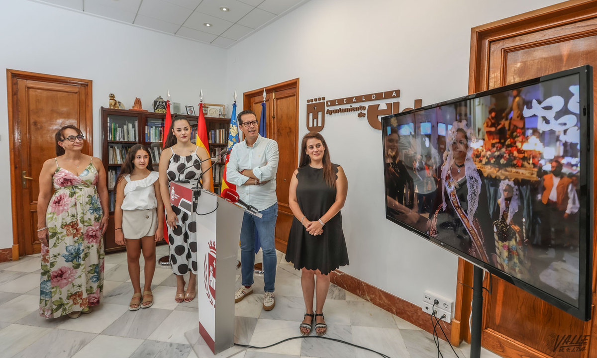 Los eldenses votan cuál es el mejor ninot de las Fallas - Valle de Elda