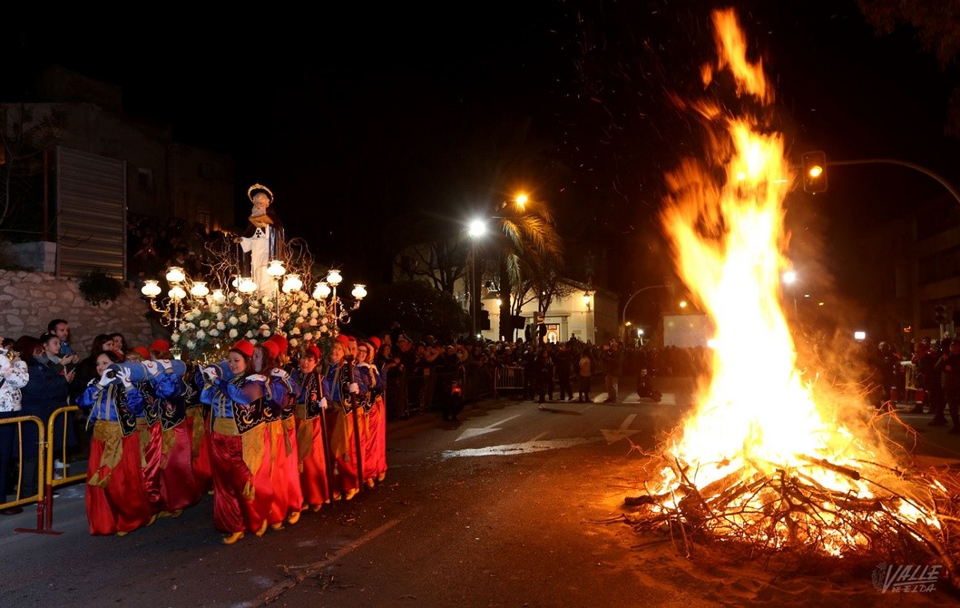 El fuego por San Antón inicia la Media Fiesta - Valle de Elda